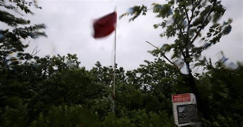 강풍과 강우 속에 펄럭이는 붉은 깃발