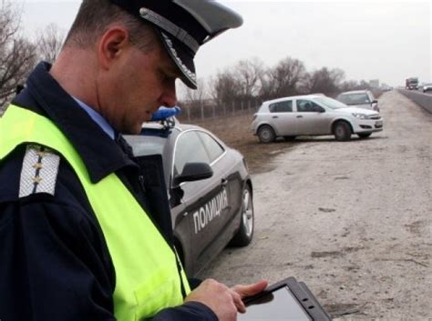 Ченгета пипнаха млада жена системно шофирала без книжка