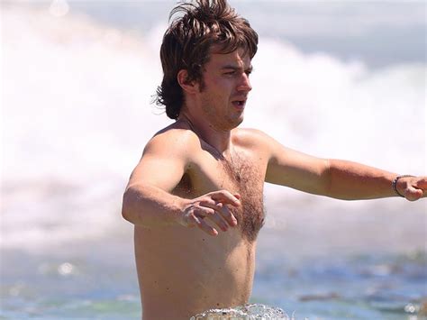 Stranger Things Star Joe Keery Shirtless For Downtime On Australian Beach