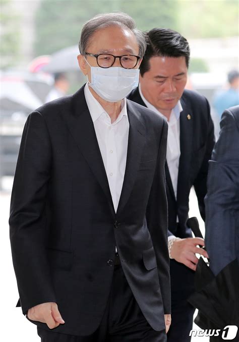 마스크 쓴 채 공판 출석하는 이명박 뉴스1