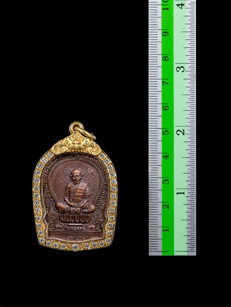 เหรียญนั่งพานหลวงปู่ทิม วัดละหารไร่ จ ระยอง พร้อมเลี่ยมทอง