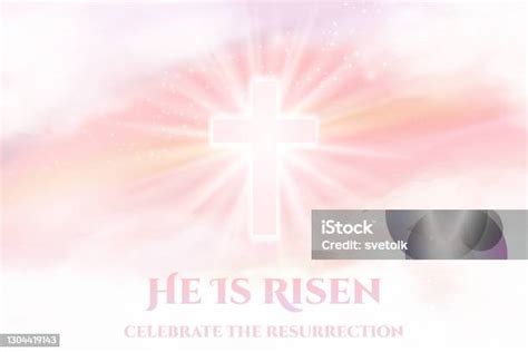 그는 부활 부활절 배너 새벽 하늘과 하얀 구름과 빛나는 십자가기독교 종교적 배경 인사말 카드 배너 또는 전단지를 위한 벡터 일러스트 디자인 템플릿 교회에 대한 스톡 벡터