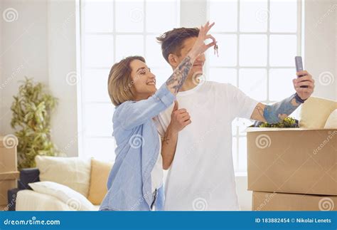 Pareja Joven Sonriente Feliz Mostrando Un Par De Llaves De Su Nueva
