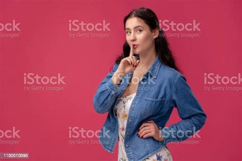 밝은 드레스와 스튜디오에서 분홍색 배경에 서 파란색 셔츠에 예쁜 젊은 여자의 초상화 사람들은 진심으로 감정 갈색 머리에 대한 스톡 사진 및 기타 이미지 Istock