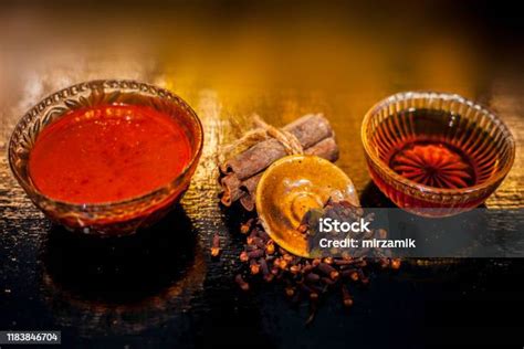 계피 꿀 및 정향 헤어 마스크는 금색 조명이 분리 된 나무 표면에 유리 그릇에 원시 계피 스틱 꿀 표면에 존재하는 라웅과 함께 0명에 대한 스톡 사진 및 기타 이미지