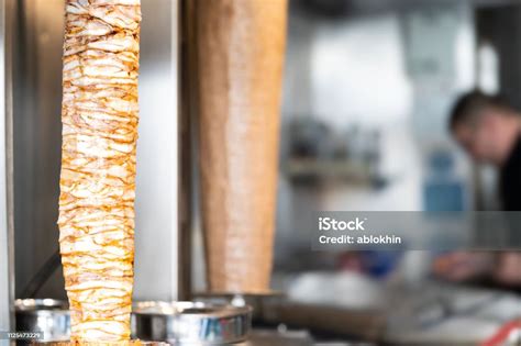 고기 조각 구이 지방 기름기 고기 자르는 전통적인 중동 패스트 푸드 레스토랑 건물에 배경에서 요리사와 케밥 근접 촬영 강철에 대한 스톡 사진 및 기타 이미지 Istock