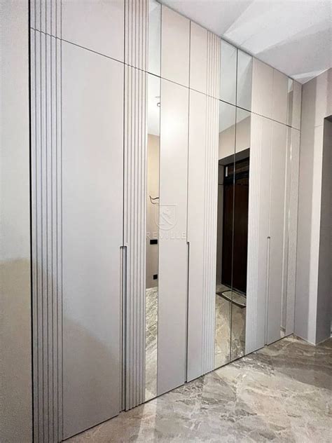 Встроенный шкаф в прихожую с распашными дверцами Декер с зеркальными