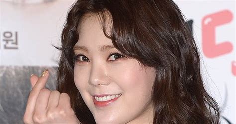 Lizzy Surprises With New Look At Variety Press Con