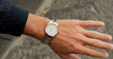 시계를 차고 있는 사람의 손 사진 Unsplash의 시계 이미지