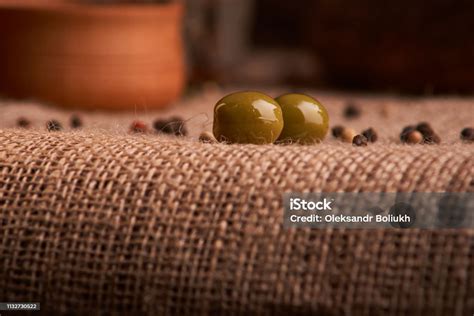 올리브는 빵 바게트와 치즈의 배경에 테이블에 있습니다 선택적 초점 건강한 생활방식에 대한 스톡 사진 및 기타 이미지 건강한 생활방식 건강한 식생활 그린 올리브