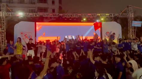 Baz Is Anyone Else Getting A Weird Grey Box Obscuring Their View When Typing Replies On