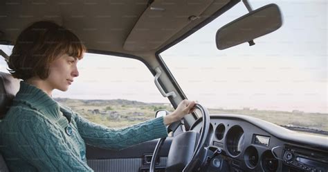 시골 길에서 차를 운전하는 여자 사진 Unsplash의 한 사람 이미지