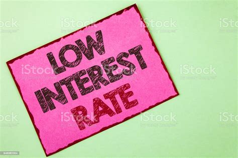 단어 쓰기 텍스트 낮은 금리 사업 돈을 현명 하 게 높은 일반 배경에 분홍색 스티커 메모 용지에 작성 저장 낮은 요금 지불과 관리에 대 한 개념 가격에 대한 스톡 사진 및