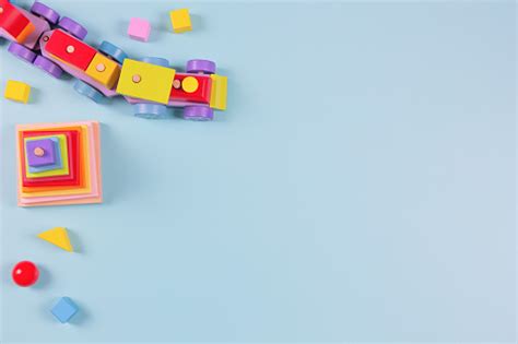 아기 아이 장난감 배경입니다 나무 기차 밝은 파란색 배경에 다채로운 지속 가능한 교육 장난감 몬테소리 어린이를위한 친환경 장난감 평면도 플랫 레이 0명에 대한 스톡 사진 및
