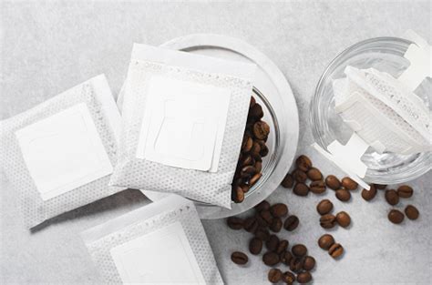 드립 커피 백 커피 트렌드 분쇄 커피를 추출하는 빠른 방법 0명에 대한 스톡 사진 및 기타 이미지 0명 가방 갈색