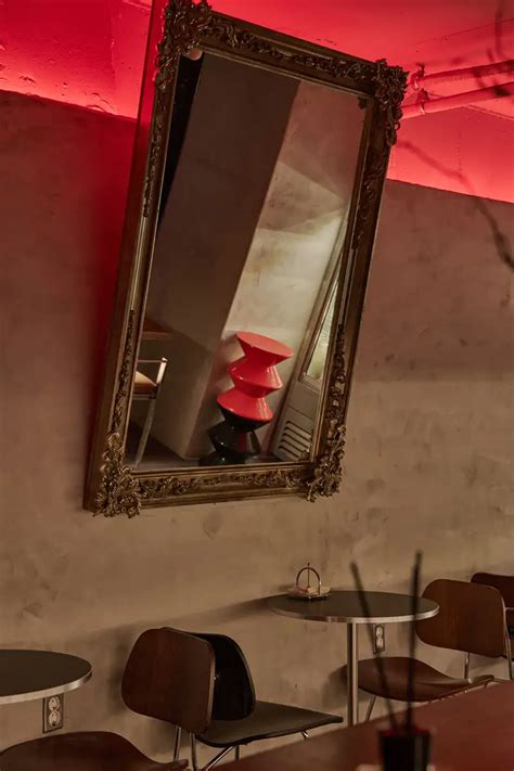 강렬한 레드 조명 포인트 모던 인더스트리얼 컨셉 13평 펍 인테리어 서초구 잠원동