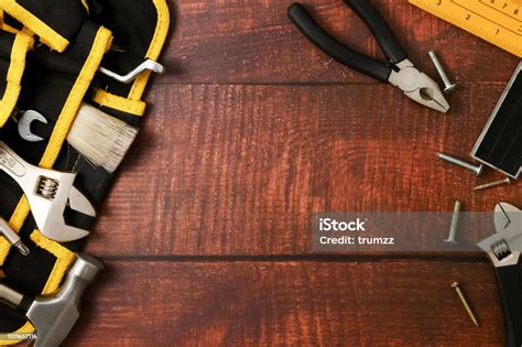 나무 테이블 배경 도구와 건설 노동자 벨트 텍스트에 대 한 여유 공간 갈고리 발톱에 대한 스톡 사진 및 기타 이미지 갈고리 발톱 강철 개념 Istock