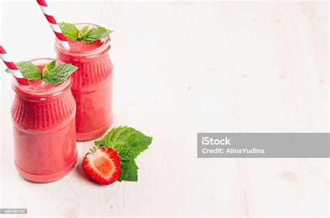 유리에서 갓 혼합된 빨간 딸기 과일 스무디는 밀 짚 민트 잎 익은 베리를 잘라 항아리 화이트 나무 보드 배경 공간을 복사 합니다 0명에 대한 스톡 사진 및 기타 이미지