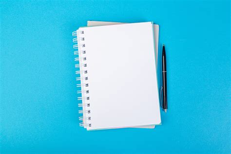 파란색 배경에 여러 학교 메모장 빈 페이지와 테이블 상단보기에 볼펜 나선형 메모장 다이어리에 대한 스톡 사진 및 기타 이미지 다이어리 메모장 모형 Istock