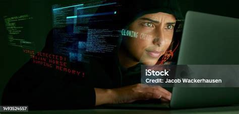 인도 여성 해커 및 코딩 그래픽이 있는 은행 및 신용 카드 사기의 코드 오버레이 프로그래머 범죄 및 금융 소프트웨어 해킹 전문가