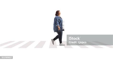 캐주얼 차림의 과체중 여성이 횡단보도를 걷고 있는 전체 길이 프로필 샷 거리에 대한 스톡 사진 및 기타 이미지 거리 건널목 걷기 Istock