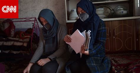 بعد حرمانهن من حق التعليم طالبات أفغانيات يتظاهرن خارج جامعة كابول