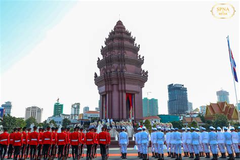 សម្តេចមហារដ្ឋសភាធិការធិបតី ឃួន សុដារី ដង្ហែព្រះមហាក្សត្រជីវិតលើត្បូង យាងពន្លត់ភ្លើងជ័យ