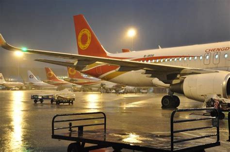 昨夜雷雨致雙流機場停航兩小時，今日部分航班難保正點 每日頭條