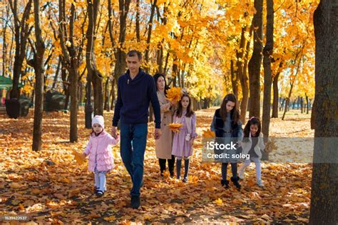 가을 도시 공원에서 아이들과 함께 있는 가족의 초상화 함께 걷는 행복한 사람들 노란 잎사귀 아름다운 자연 밝고 화창한 날 10월에 대한 스톡 사진 및 기타 이미지 Istock