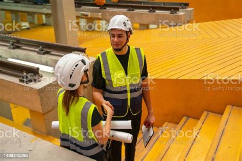 두 명의 엔지니어 또는 기술자 남성과 여성이 공장 작업장 구역에 서서 작업에 대해 논의합니다 2명에 대한 스톡 사진 및 기타 이미지 Istock