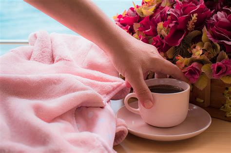 블랙 커피와 분홍색 꽃 나무 질감과 바다 풍경 배경 위에 분홍색 컵 모닝 커피 휴식과 커피 컨셉 국제 커피의 날 분홍에 대한 스톡 사진 및 기타 이미지 Istock