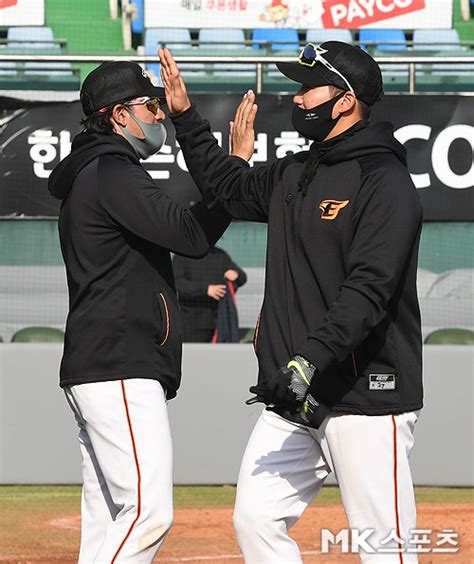 수베로 감독 `첫 승리 하이파이브` Mk포토 Mk스포츠
