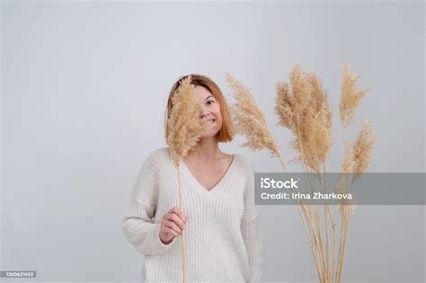 여자는 팜파 잔디를 손에 들고 있다 리드 줄기 말린 팜파 잔디 가정용 장식 깃털 구성 해변 테마 새로운 트렌디 한 홈 장식 갈대속 벼과에 대한 스톡 사진 및 기타 이미지