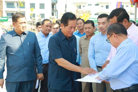 លោក ឃួង ស្រេង បានដឹកនាំ មន្ត្រី ជំនាញ ពាក់ព័ន្ធ ចុះ ពិនិត្យ ទីតាំង ព្រះ រាជពិធី សួរសុខទុក្ខ