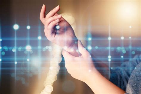 야간에 손목 터널 홀로그램 의료 오버레이 및 스트레스 부상을 입은 여성 손목 관절 통증 및 손 프리미엄 사진