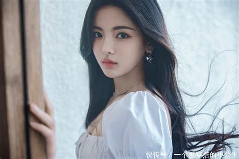 杨超越穿小白裙清纯可人 五官精致大眼迷人