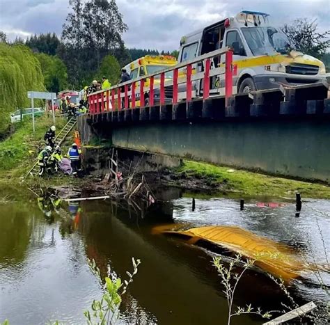 Furgón Escolar Cae A Un Río Con Dos Personas A Bordo Paislobo Prensa