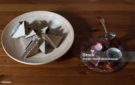 전통 터키 구리 커피 냄비와 일치하는 컵의 오리엔탈 커피 0명에 대한 스톡 사진 및 기타 이미지 0명 갈색 배경 고풍스런 Istock