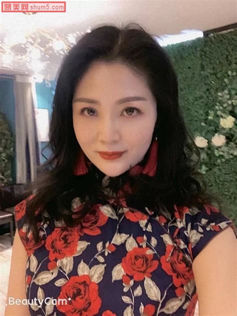 新人首发 穿着旗袍的轻熟女神与她的闺蜜们，身材上的火辣性感实在韵味满满。1