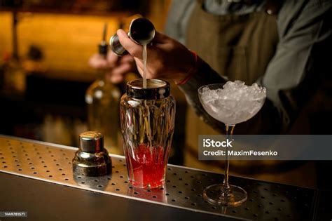 지거에서 토마토 주스를 붓고 얼음이 든 유리를 붓는 투명한 유리 셰이커의 아름다운 전망 가득 찬에 대한 스톡 사진 및 기타 이미지 가득 찬 강철 결정체 Istock