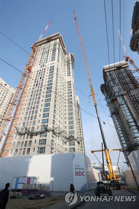 광주 붕괴사고 현장에 해체 크레인 배치 완료 연합뉴스