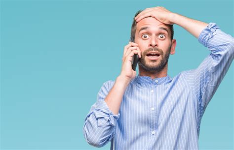 젊은 잘생긴 사람은 전화에 손으로 머리에 압박 절연된 배경 위에 충격 수치심과 깜짝 얼굴로 분노와 좌절 두려워 하 고 실수에 대 한 화가 무서움에 대한 스톡 사진 및 기타