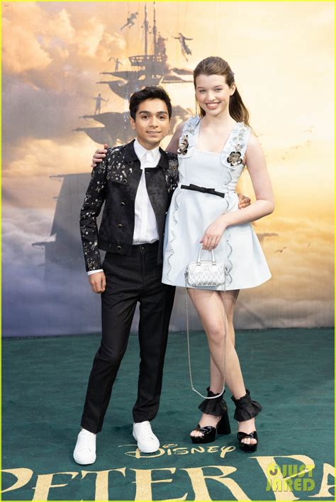 Jude Law Joins Yara Shahidi Ever Anderson More At Peter Pan Wendy London Premiere Photo