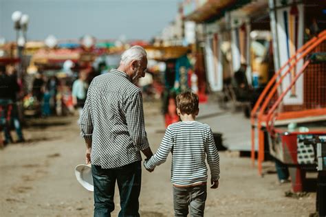 할아버지와 손자는 놀이 공원에서 함께 즐거운 시간을 보내고 있습니다 사진 Unsplash의 롤러코스터 이미지