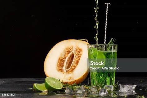 석 회와 타 라 곤 녹색 음료입니다 칵테일 고 검은 배경에 멜론 건강 한 달 콤 하 고 맛 있는 음료입니다 공간에 복사 합니다 0명에 대한 스톡 사진 및 기타 이미지