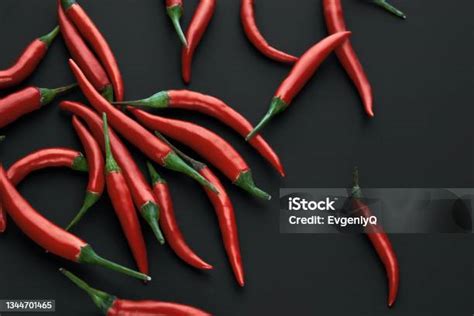 검은 색 배경에 빨간 뜨거운 칠리 페퍼 실제 남자를위한 조미료 화재 미지뉴 건강한 식생활에 대한 스톡 사진 및 기타 이미지 건강한 식생활 검은색 검정색 배경 Istock