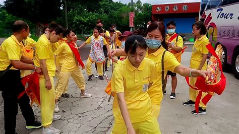 美少女乩身 美女乩身 女乩身 太子輪流降駕持法器 觀音佛祖降女乩持七星劍 架勢十足麻豆太子宮進香團 花蓮九龍太子宮1 YouTube