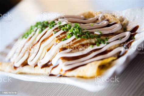 위에 소스를 곁들인 일본식 쌀 오믈렛 오코노미야키는 야채 쌀 고기로 속을 채우고 소스를 얹은 일본식 오믈렛입니다 0명에 대한 스톡 사진 및 기타 이미지 Istock