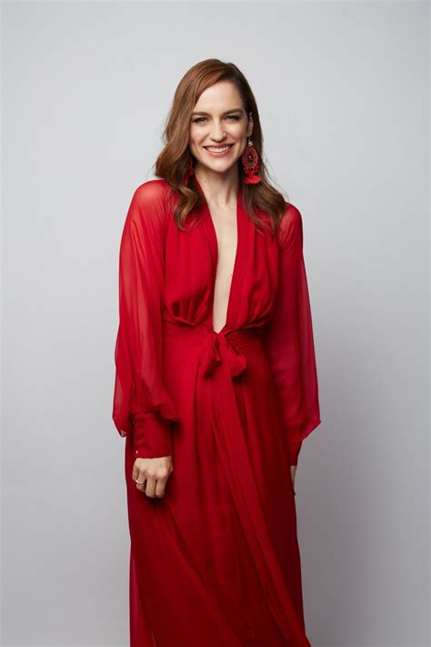 Melanie Scrofano 2018 Peoples Choice Awards Portraits • Celebmafia