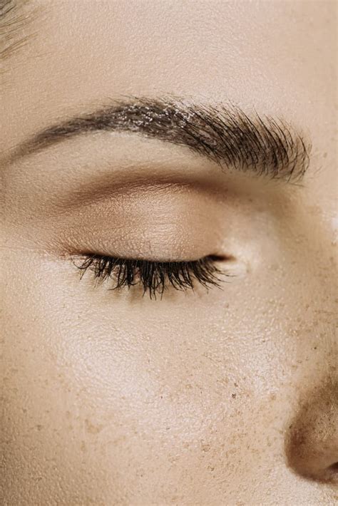 Augenbrauen Formen And Wimpern Färben Skinmed Cosmetology Lenzburg Und Olten